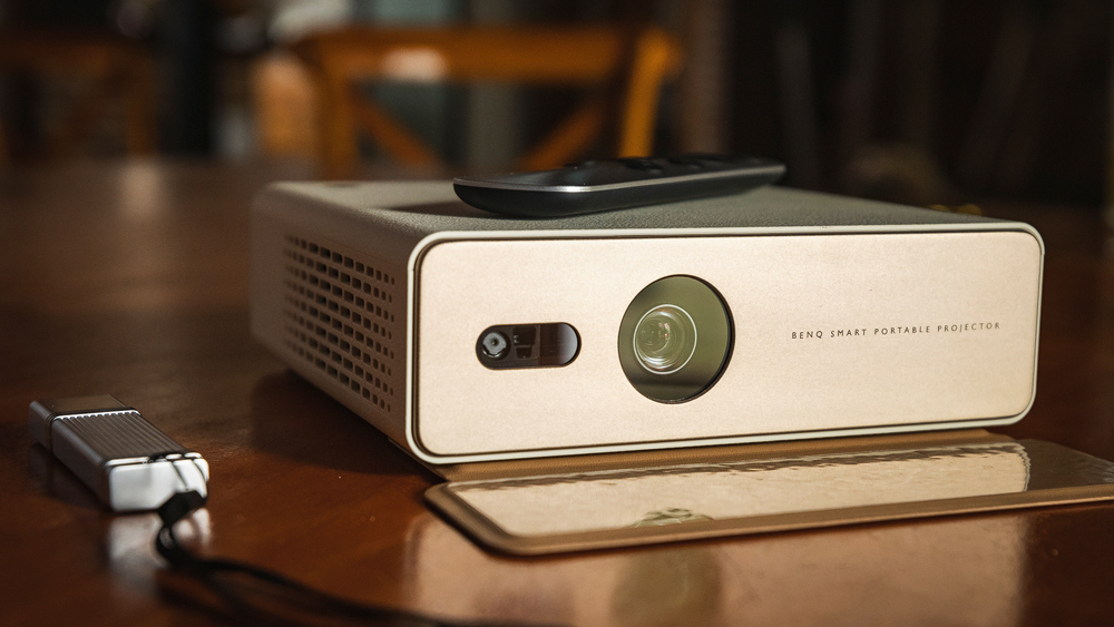Portable projector with its own power supply, BenQ E60 experience - iNEWS