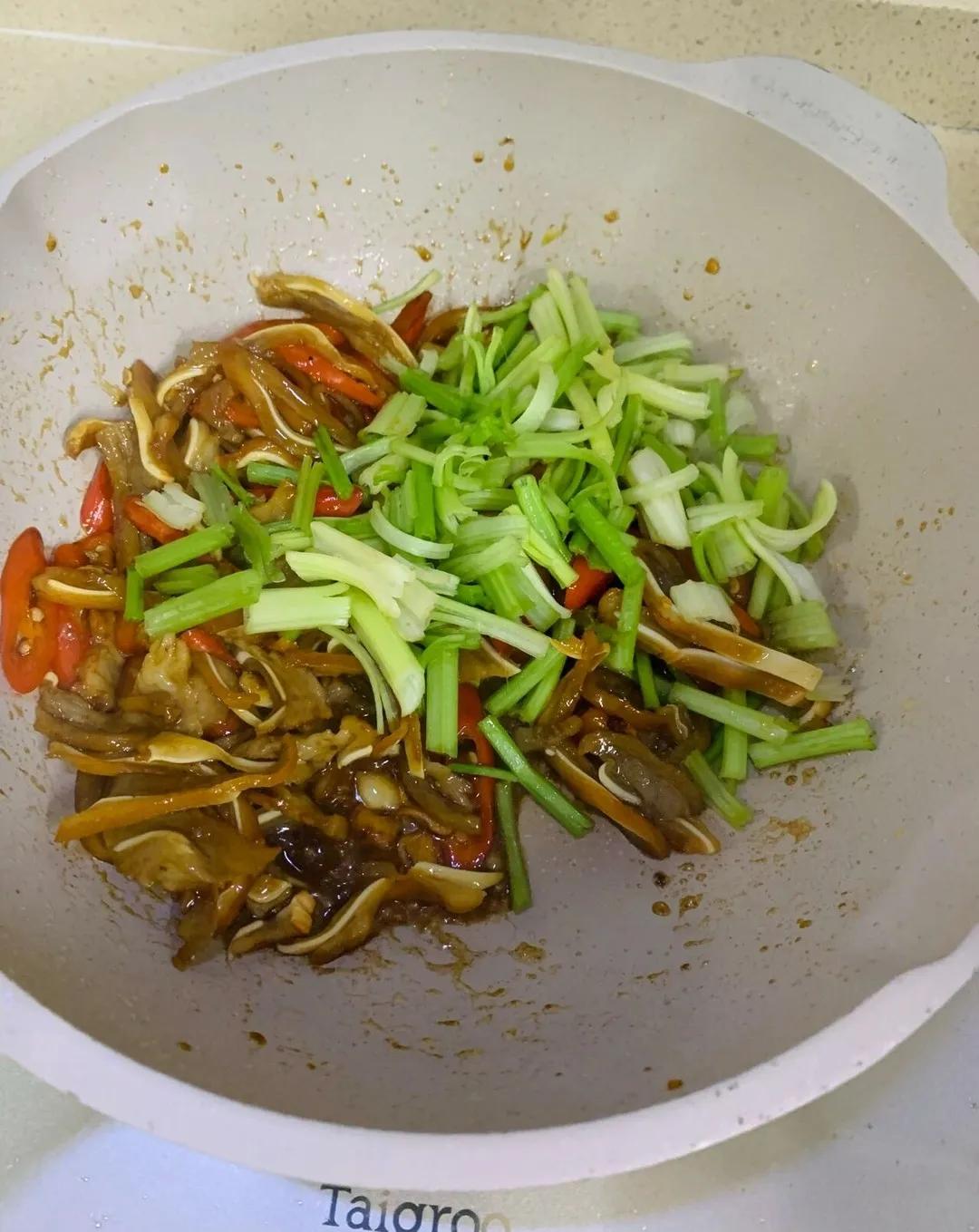 Stir-fried Pig Ears with Chili - iNEWS