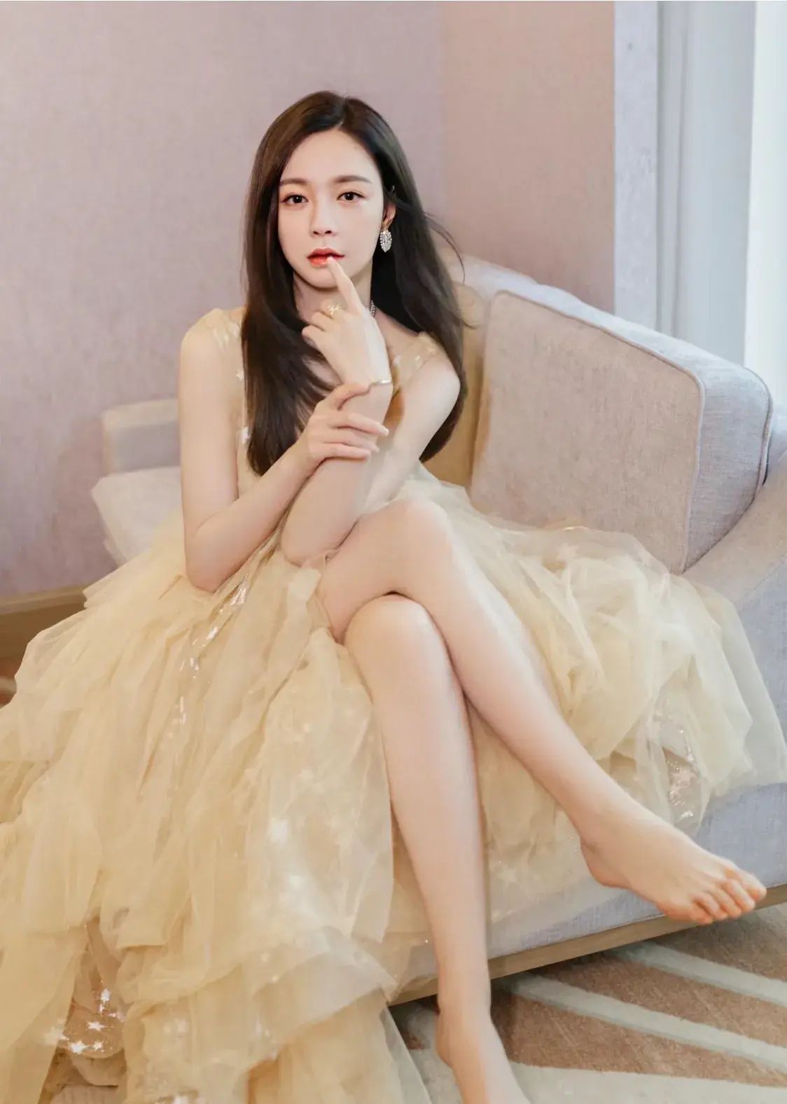 Shen Mengchen looks so beautiful when taking pictures with her bare feet in a skirt, a perfect ...