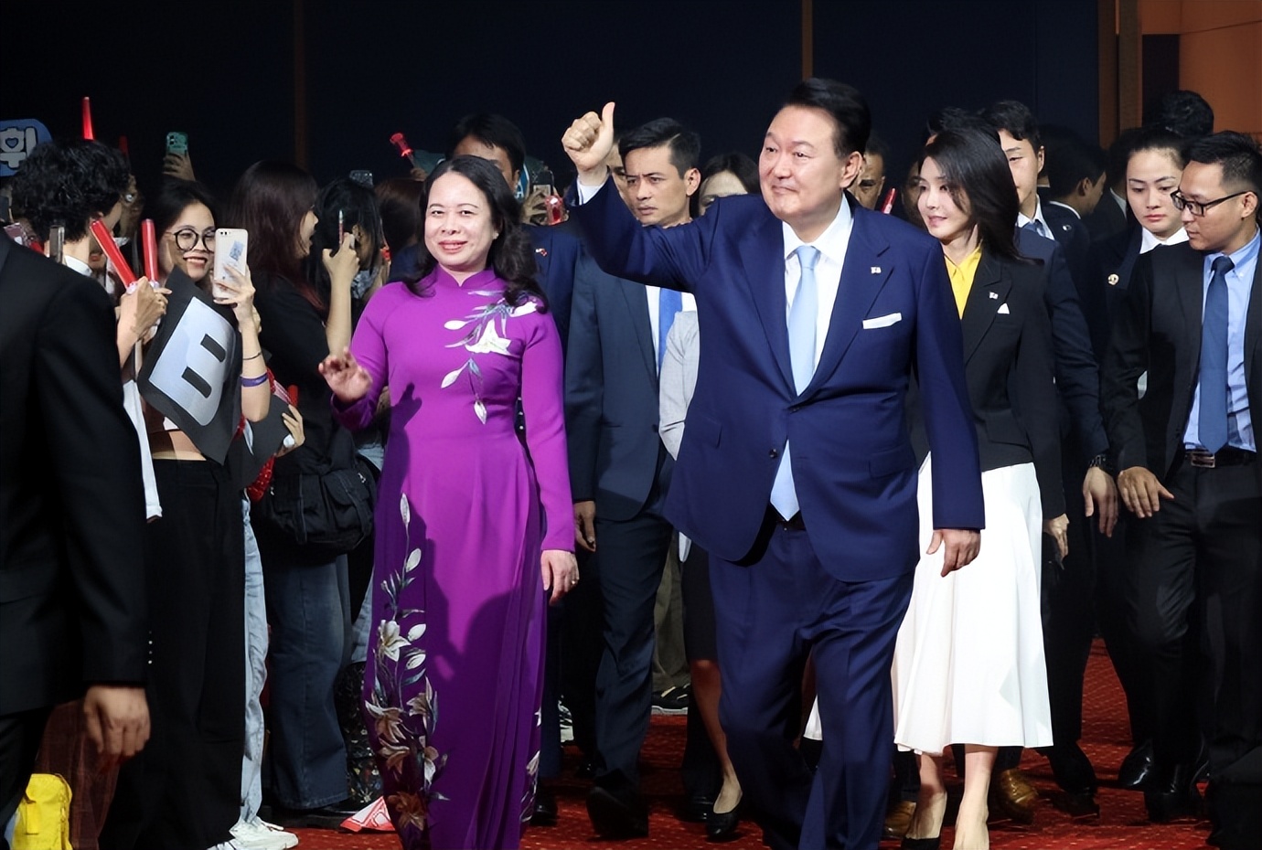 The first lady of South Korea is in the same frame as the idol group ...