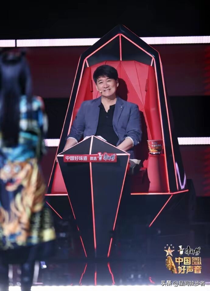 Legendary singer Emil Chow appeared on the stage of "The Voice of China ...
