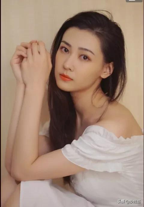 Sexy and charming Ding Xiaoying - iNEWS