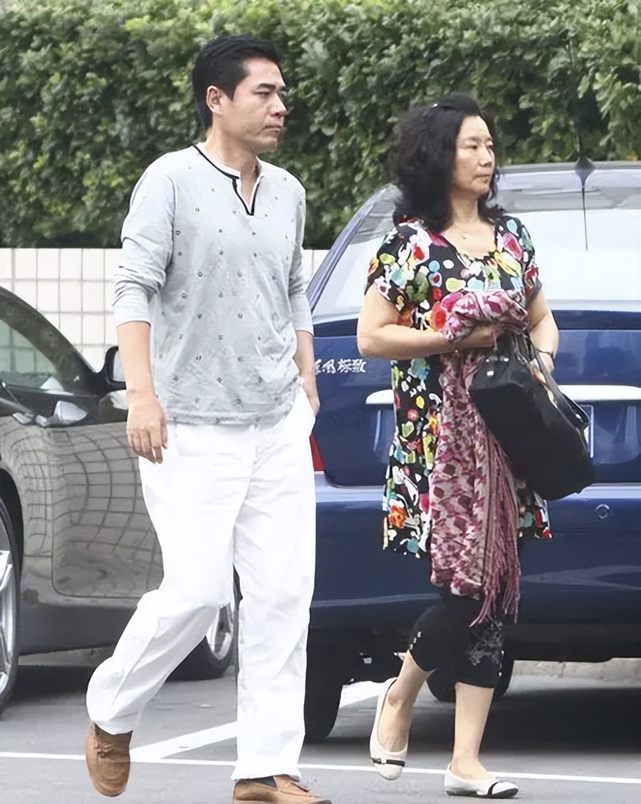 Chen Baoguo and his first love dated late at night, silently following behind Zhao Kuie, with a ...