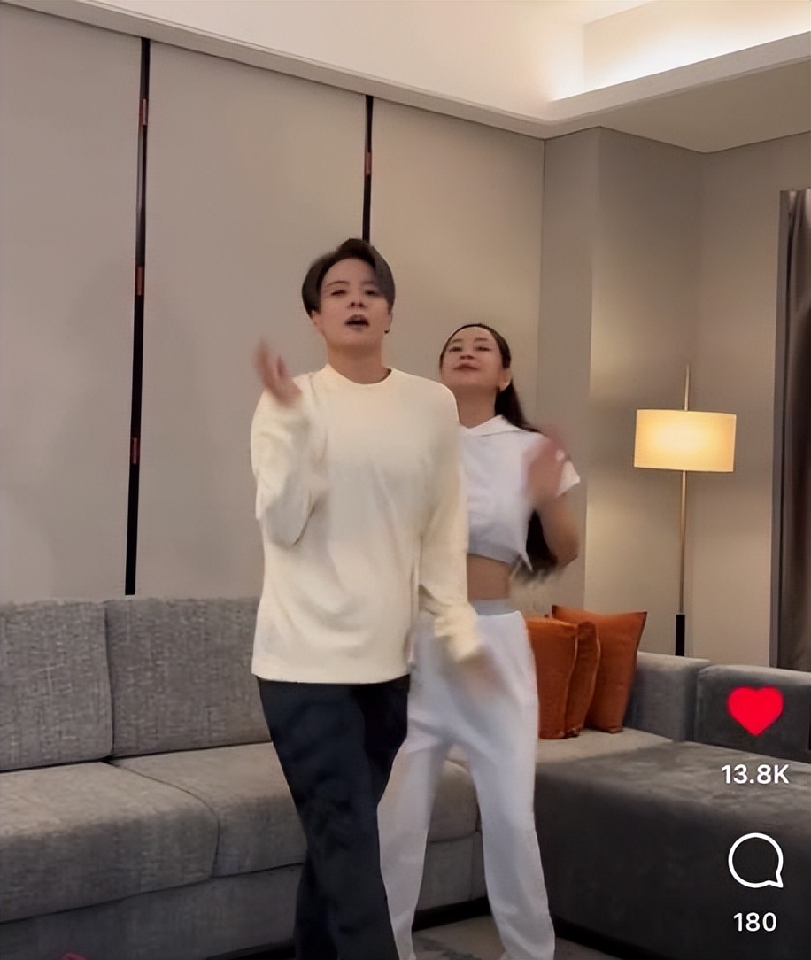 Liu Yiyun and Zhifu finally cooperated, they danced "Ding Ding Dong Dang" together very well ...