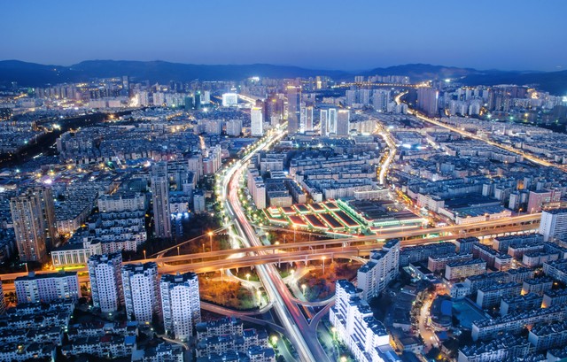 In the spring scenery of Kunming, you can go out and enjoy the flowers ...