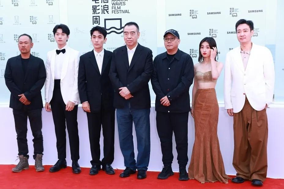 Shen Teng, Wu Jing, and Zhang Yi gathered on the beach red carpet ...