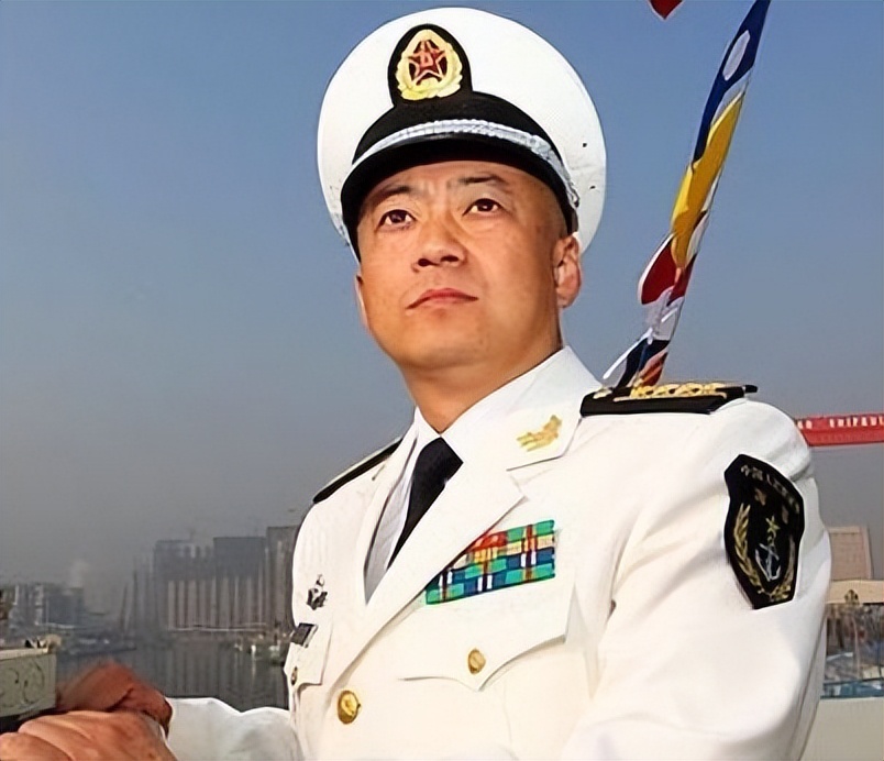 Who should take the initiative to salute when a major general at the ...