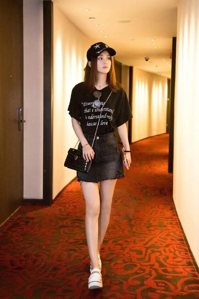 Zhao Liying's beautiful legs atlas - iNEWS