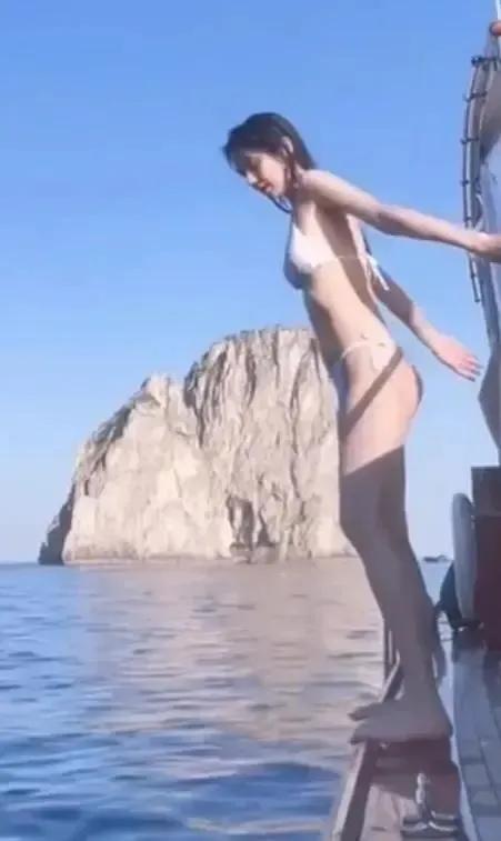 Angelababy posts bikini photos! Her looks are still at her peak, and netizens are constantly ...