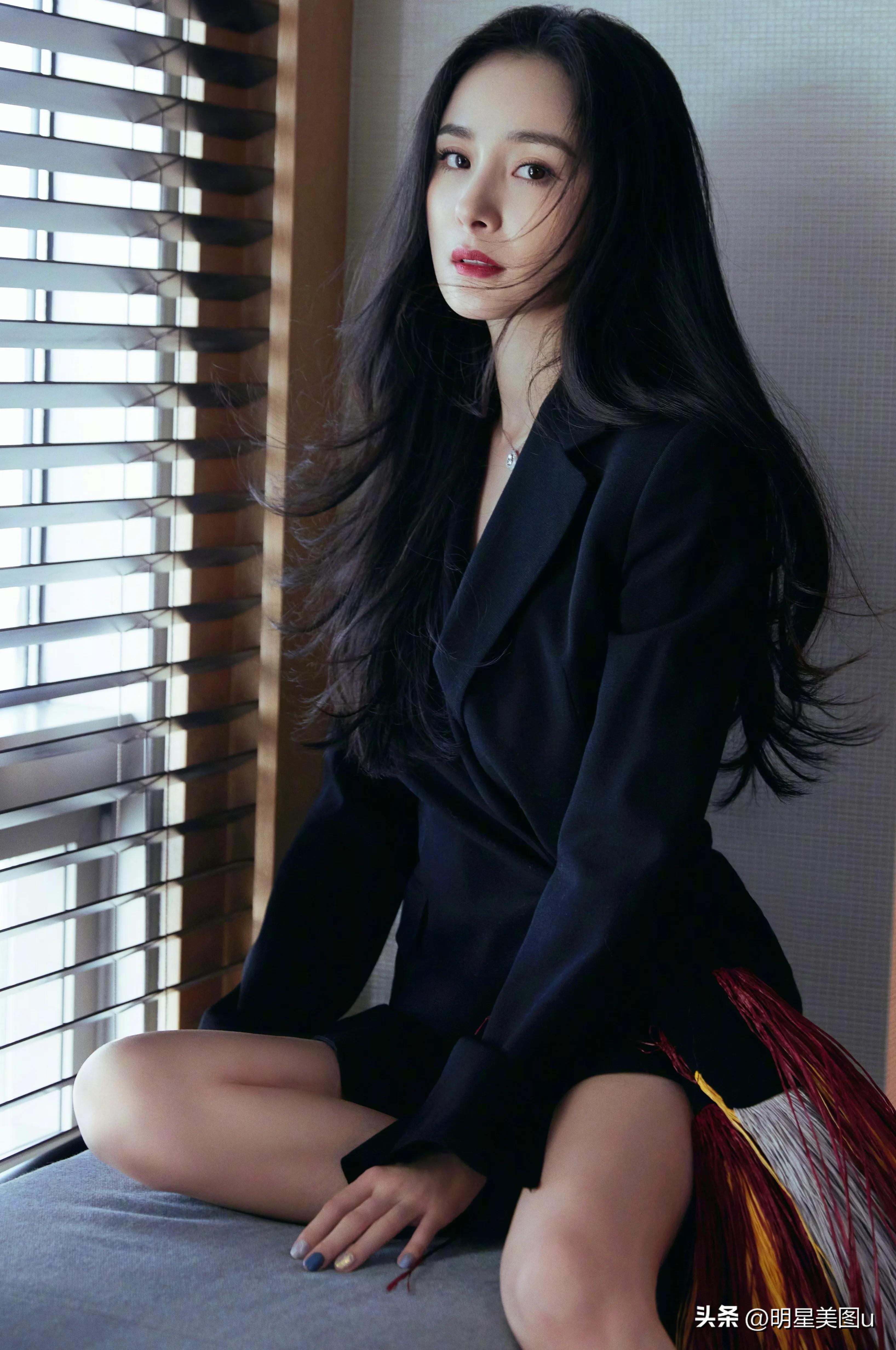 Yang Mi's beautiful legs and high heels - iNEWS