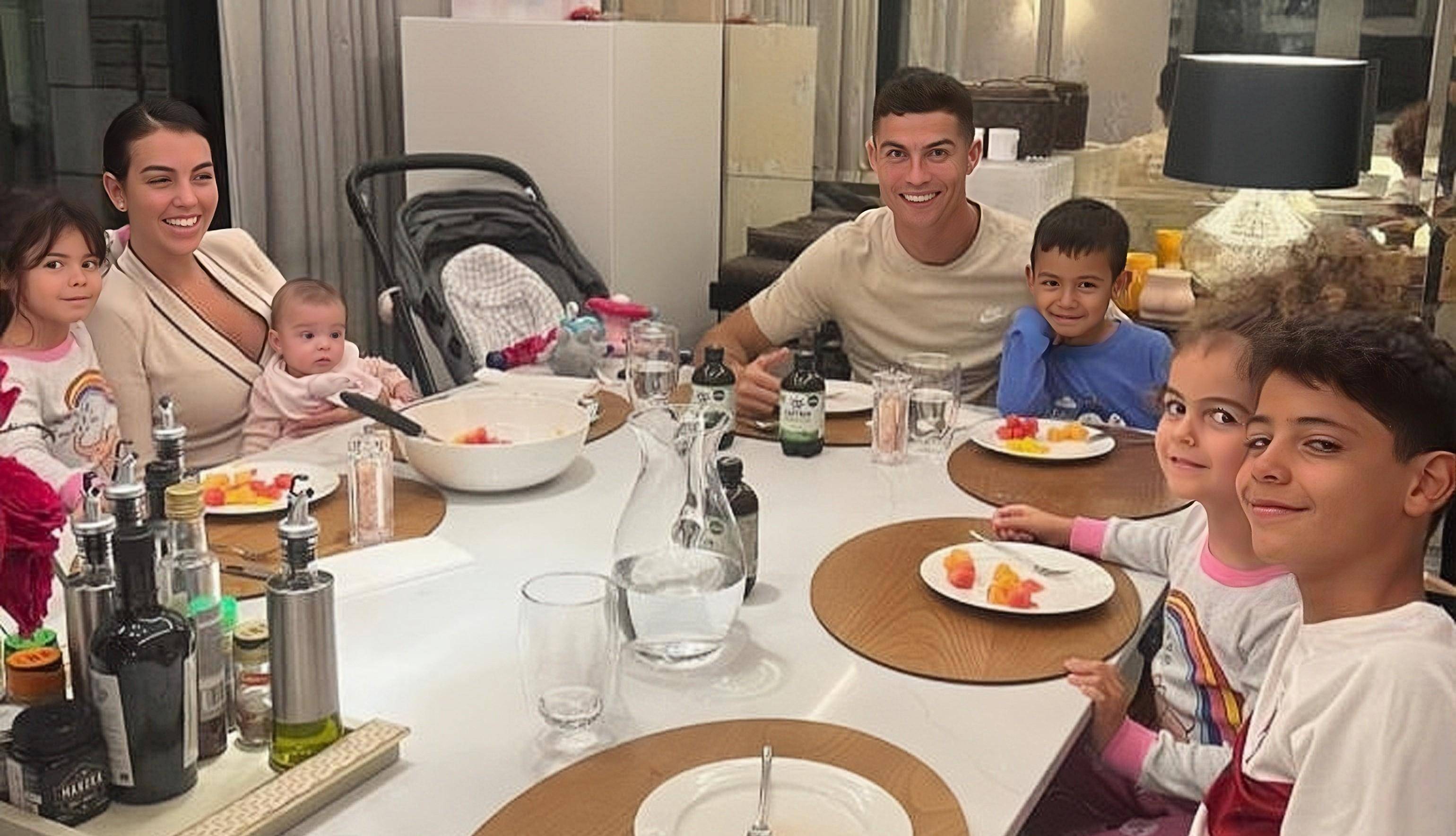 So happy! Ronaldo embraces his little daughter to celebrate her ...