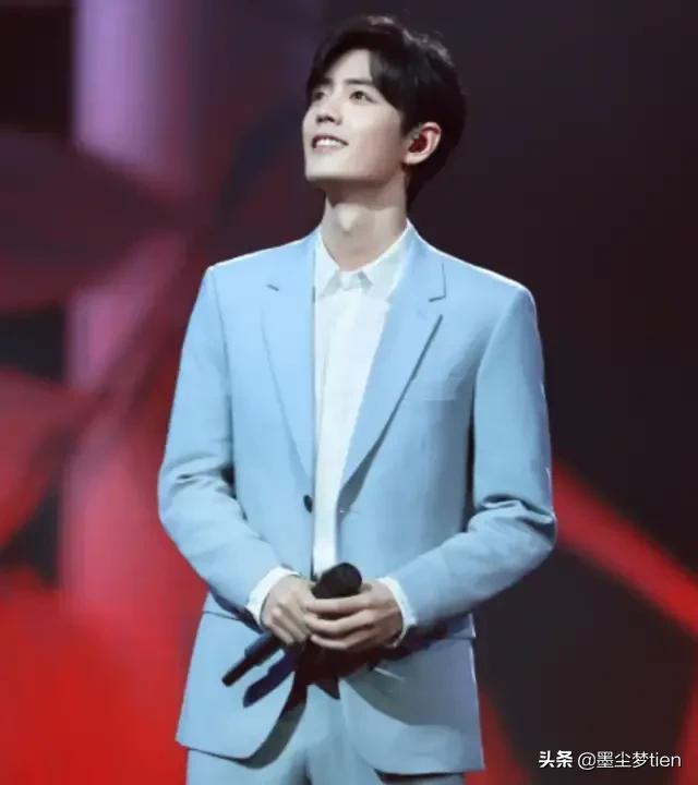 Xiao Zhan showed off his muscles in an off-the-shoulder vest, and the ...