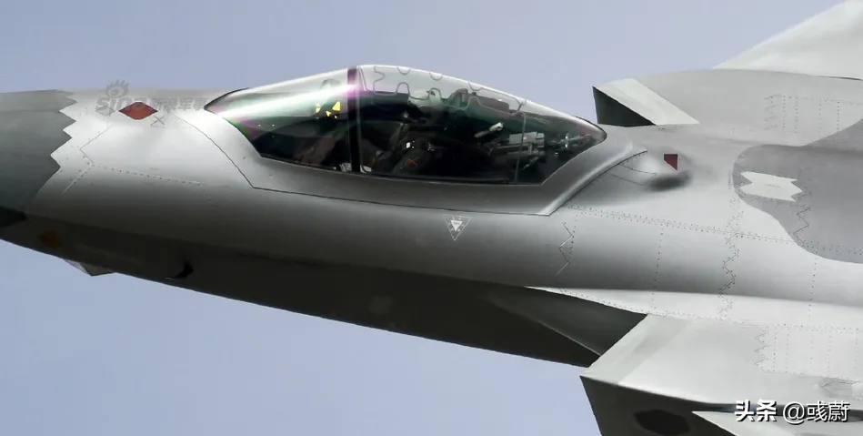 Deceived by illusion?In addition to the hidden hose refueling, the J-20 ...