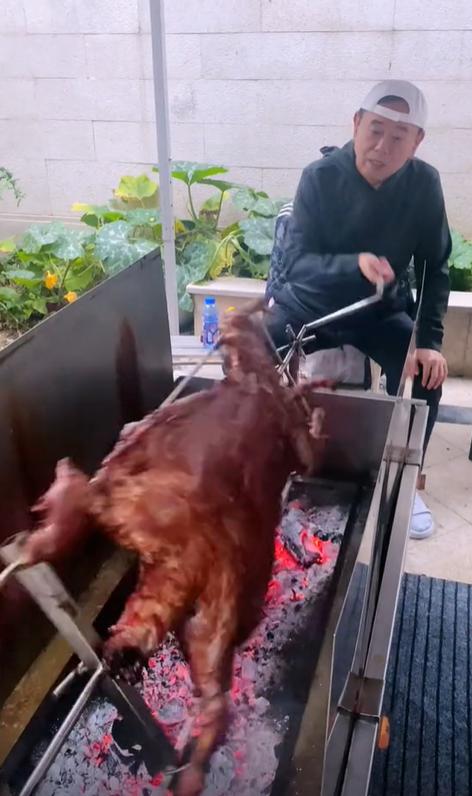 65-year-old Pan Changjiang eats sweet potatoes at home!The sweet potato in your hand is bigger ...