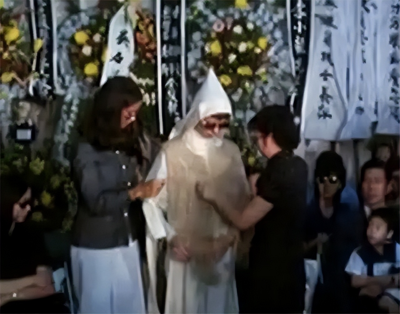 After Bruce Lee was buried, unknown liquid flowed out of the coffin ...