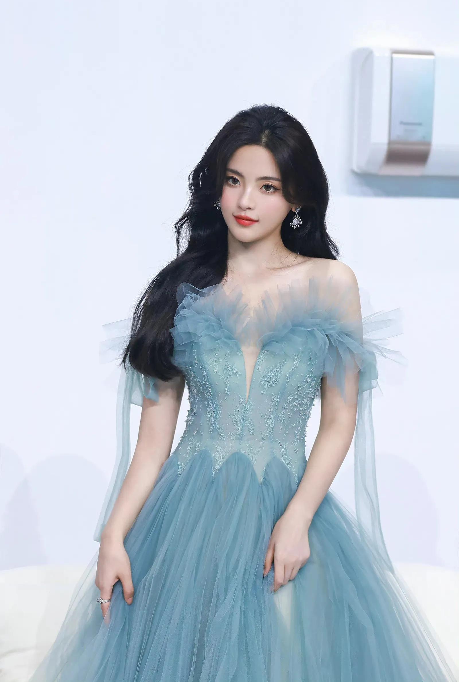 Yang Chaoyue's new endorsement beauty photo blue mesh tube top dress is ...
