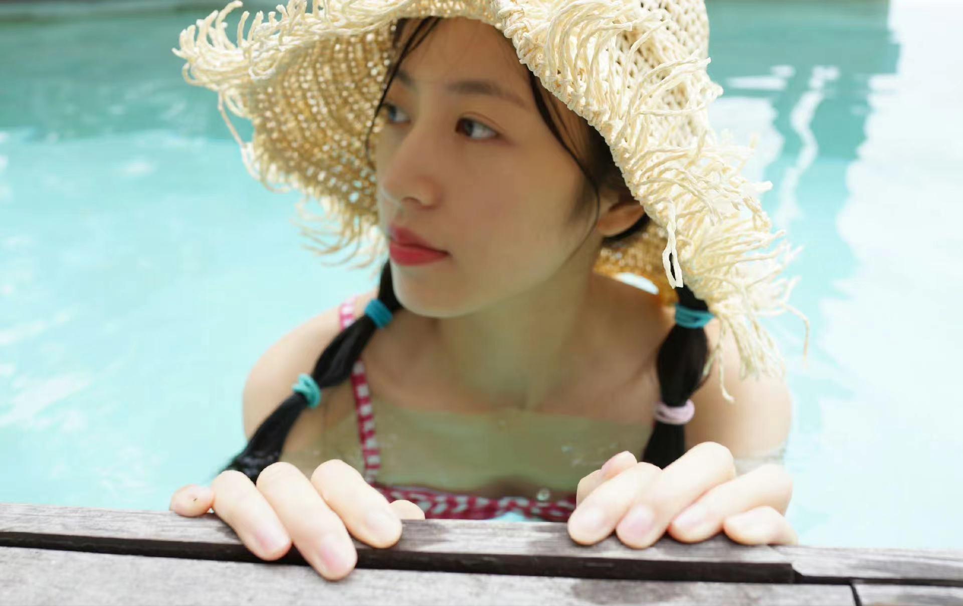 24-year-old Zhou Yutong, with clear and bright eyes, makes people fall ...