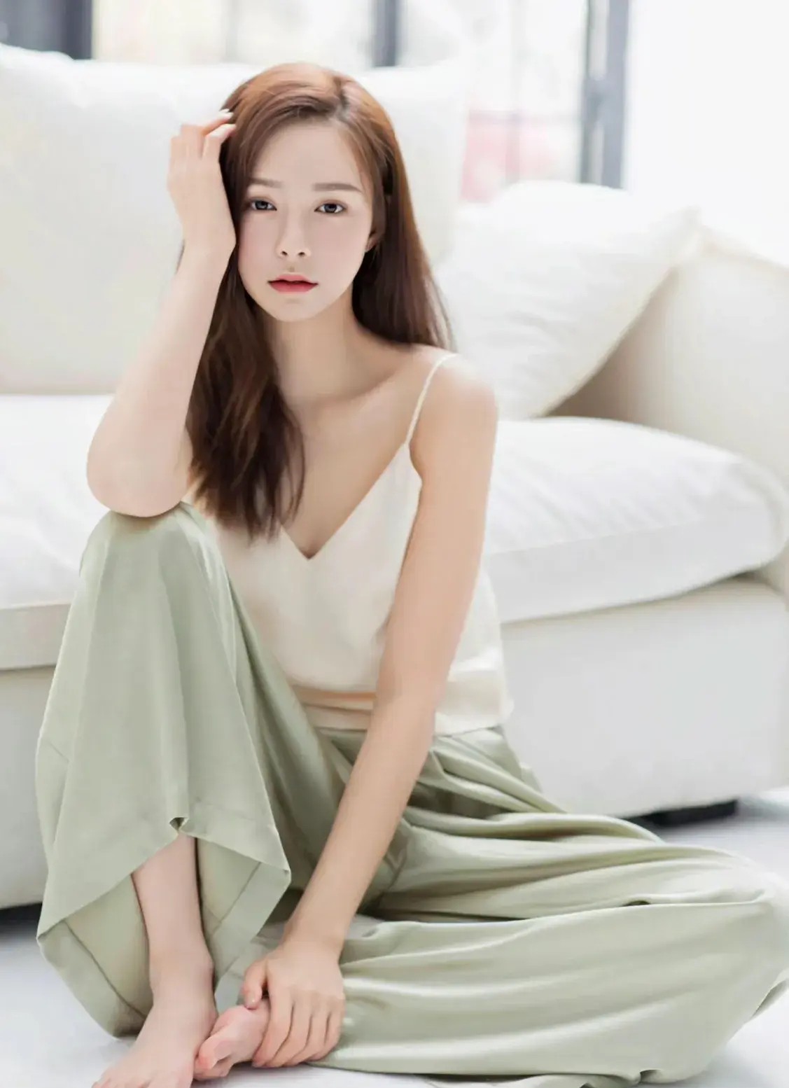 Shen Mengchen looks so beautiful when taking pictures with her bare feet in a skirt, a perfect ...