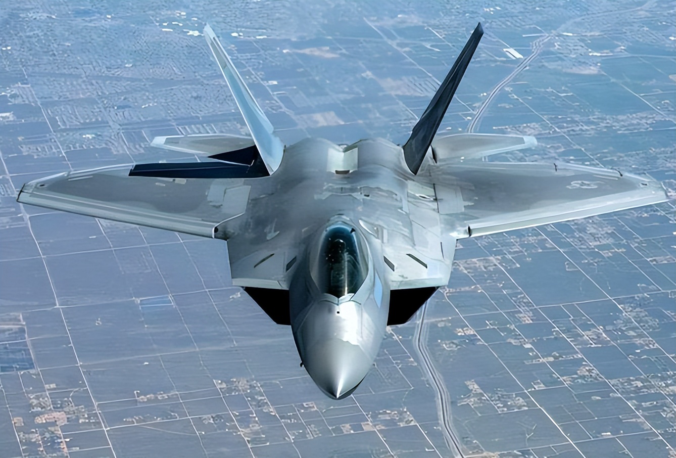 Not a duel between two heroes, but a one-sided massacre? What will happen when F22 meets Su 57 ...