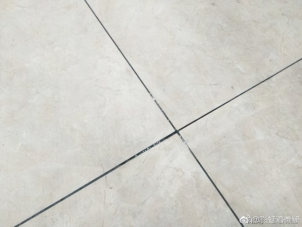 Difficult to clean the black tile gap? Just a simple wipe can be clean ...