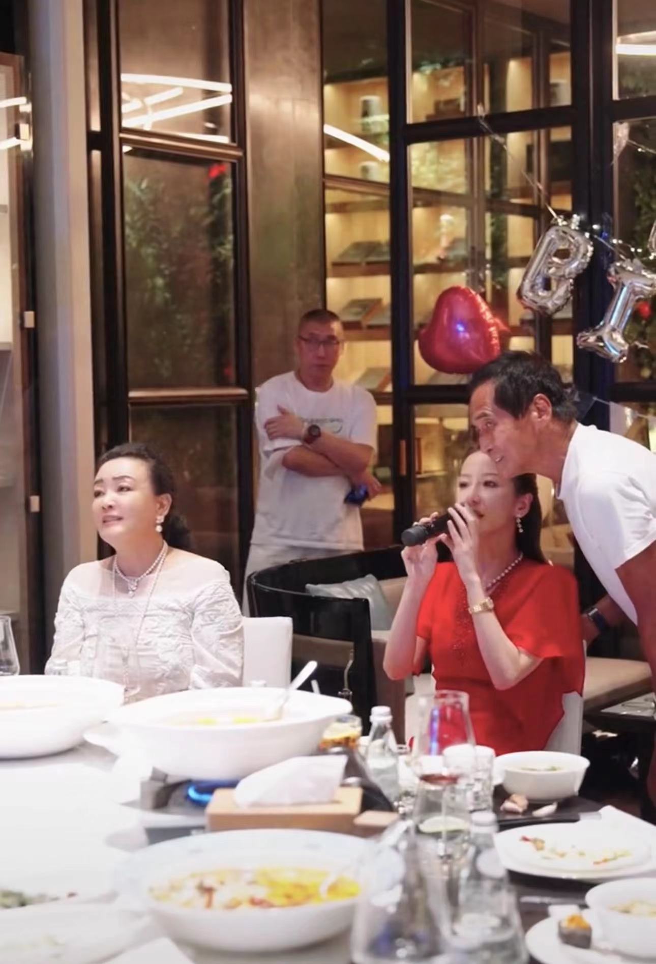 Qi Qin appeared at the reception, so thin and old that he couldn't ...