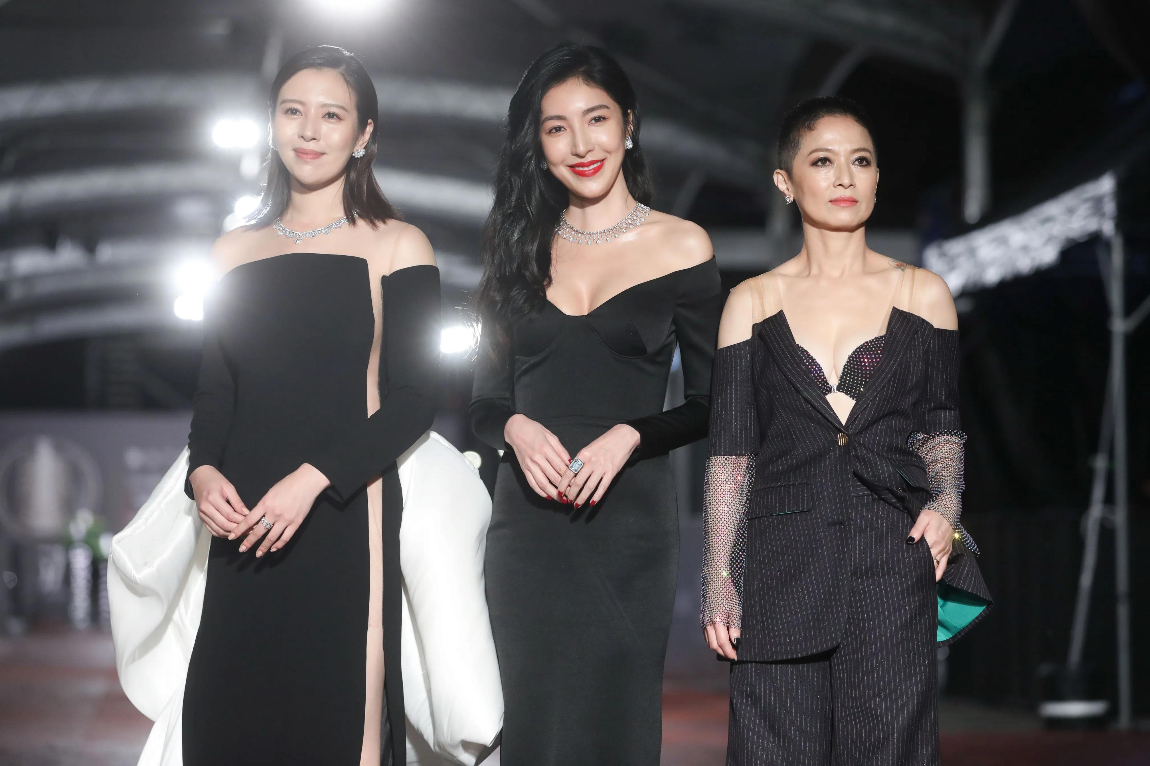 Liu Pinyan's red carpet styling exposure - iNEWS