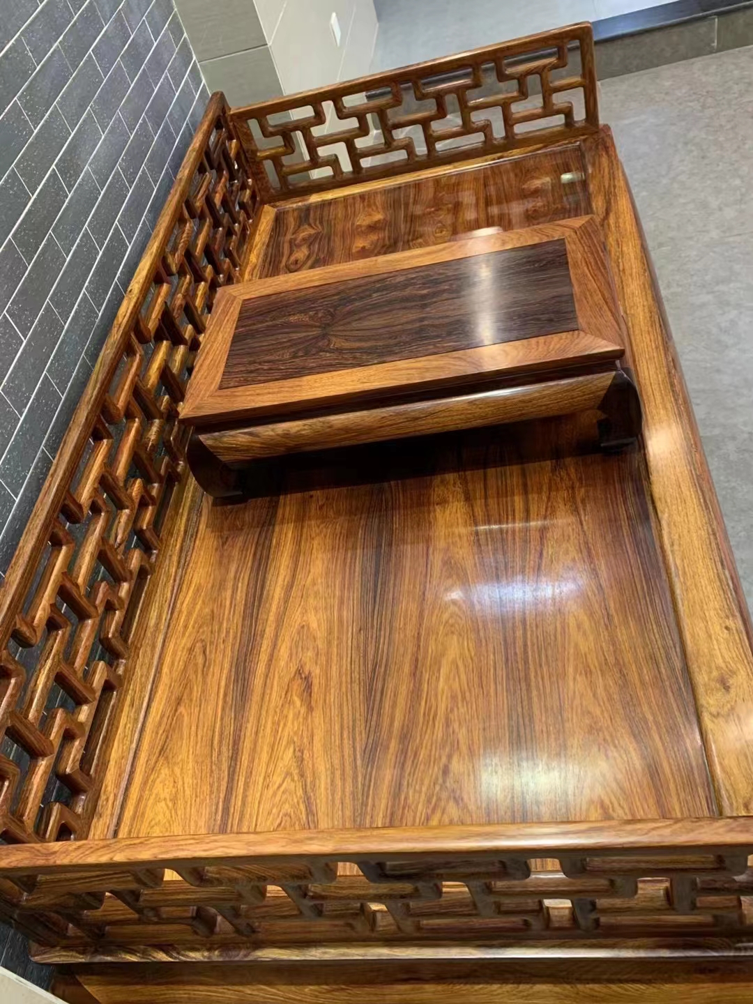 Huanghuali Arhat Bed: Traditional, Unique and Precious Furniture - iNEWS