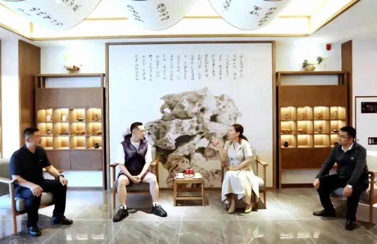 On August 12, singer Wang Qi will sing at the Keketuohai Music Festival ...