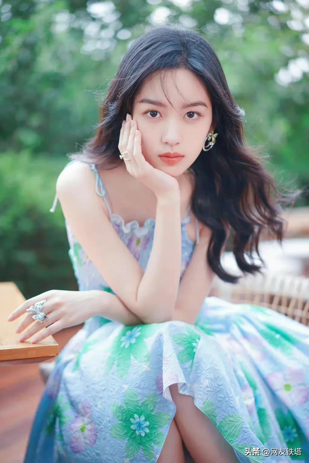 Zhou Yexiao's beautiful picture: exquisite facial features, stunning world - iNEWS