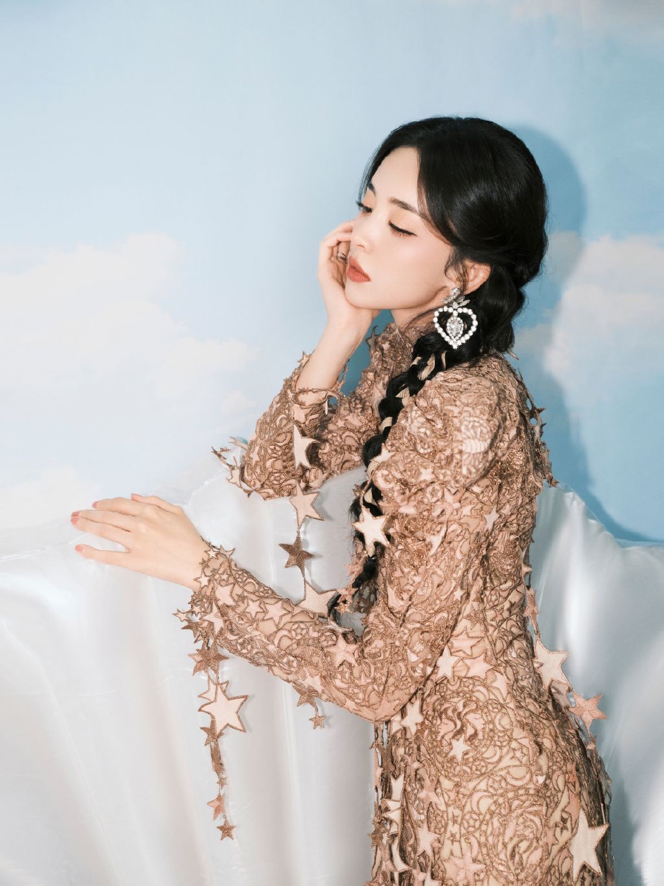 Guli Nazha's flowing gold dress shoots a photo with extraordinary ...