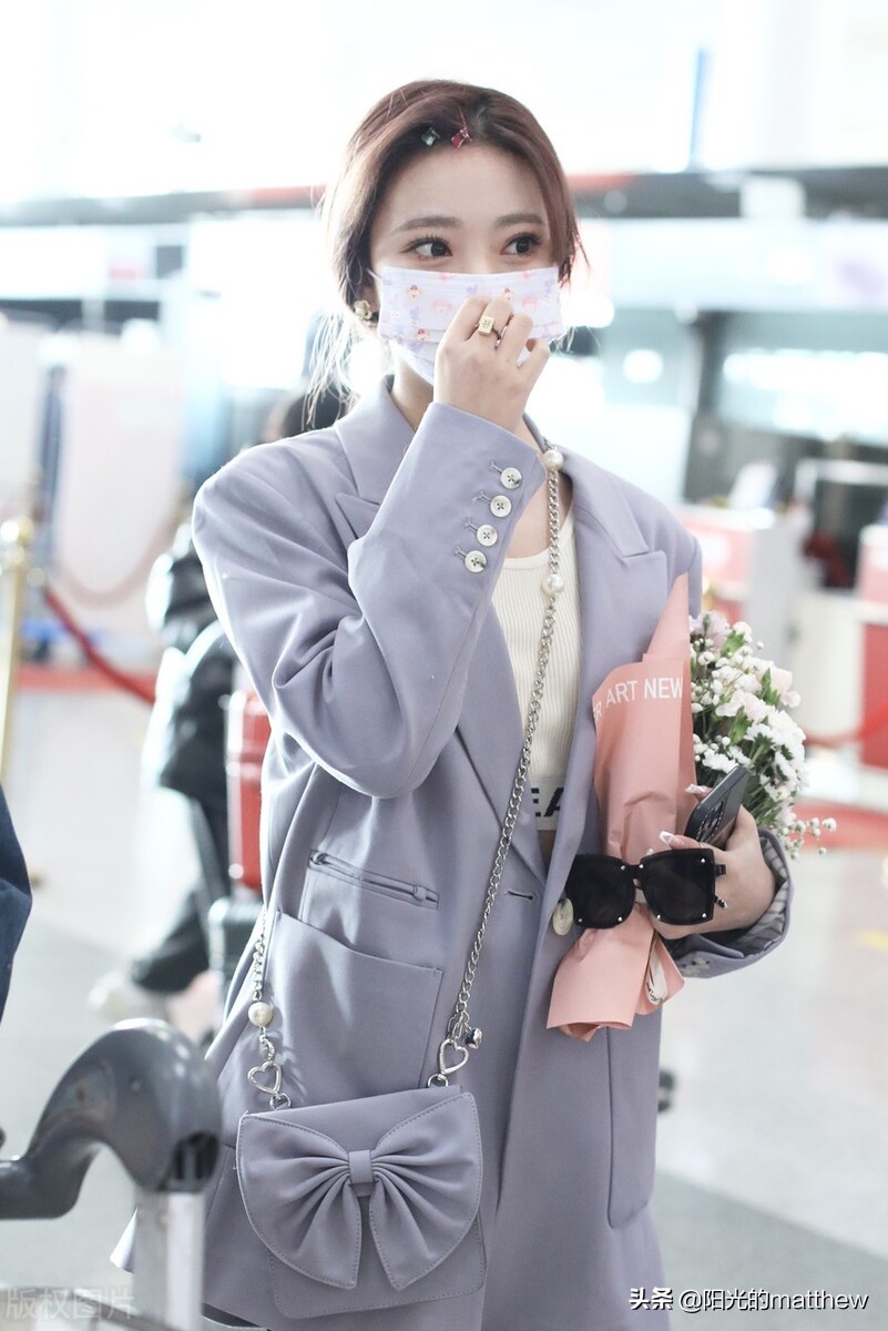 Zhang Zining's lavender suit jacket and flared pants are popular with ...