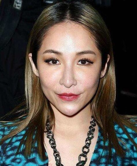 The face is full of technology, and the fat and slack face is stiff and ...