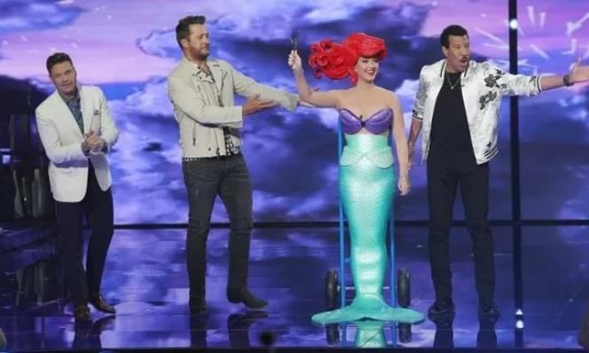 Katy Perry pretends to be a mermaid and frightens the audience - iNEWS