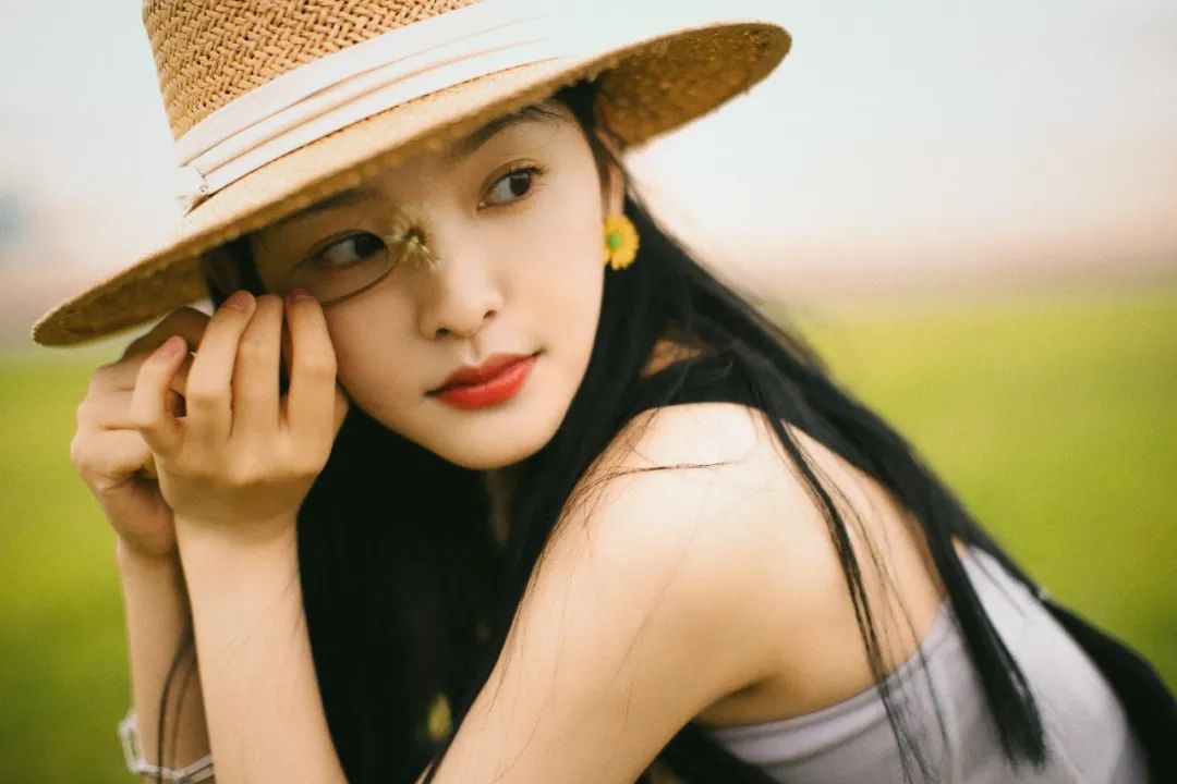 Is there any exaggeration in the ceiling of the first love face in ...