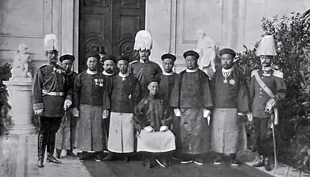 Zai Xun, Minister of the Navy of the late Qing Dynasty, with a fat head ...