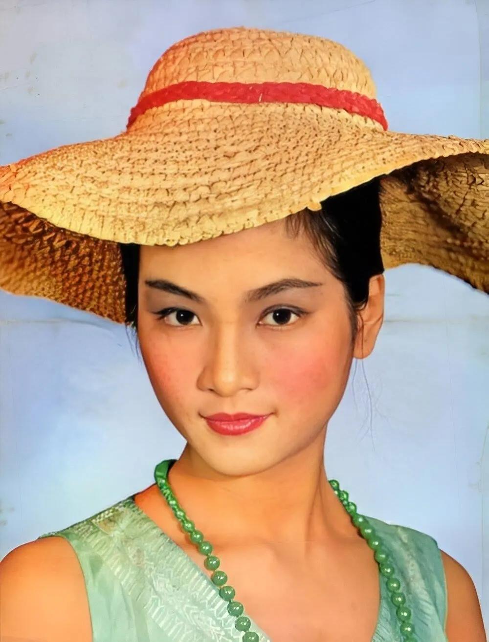 Old photos of Zheng Peipei - iNEWS