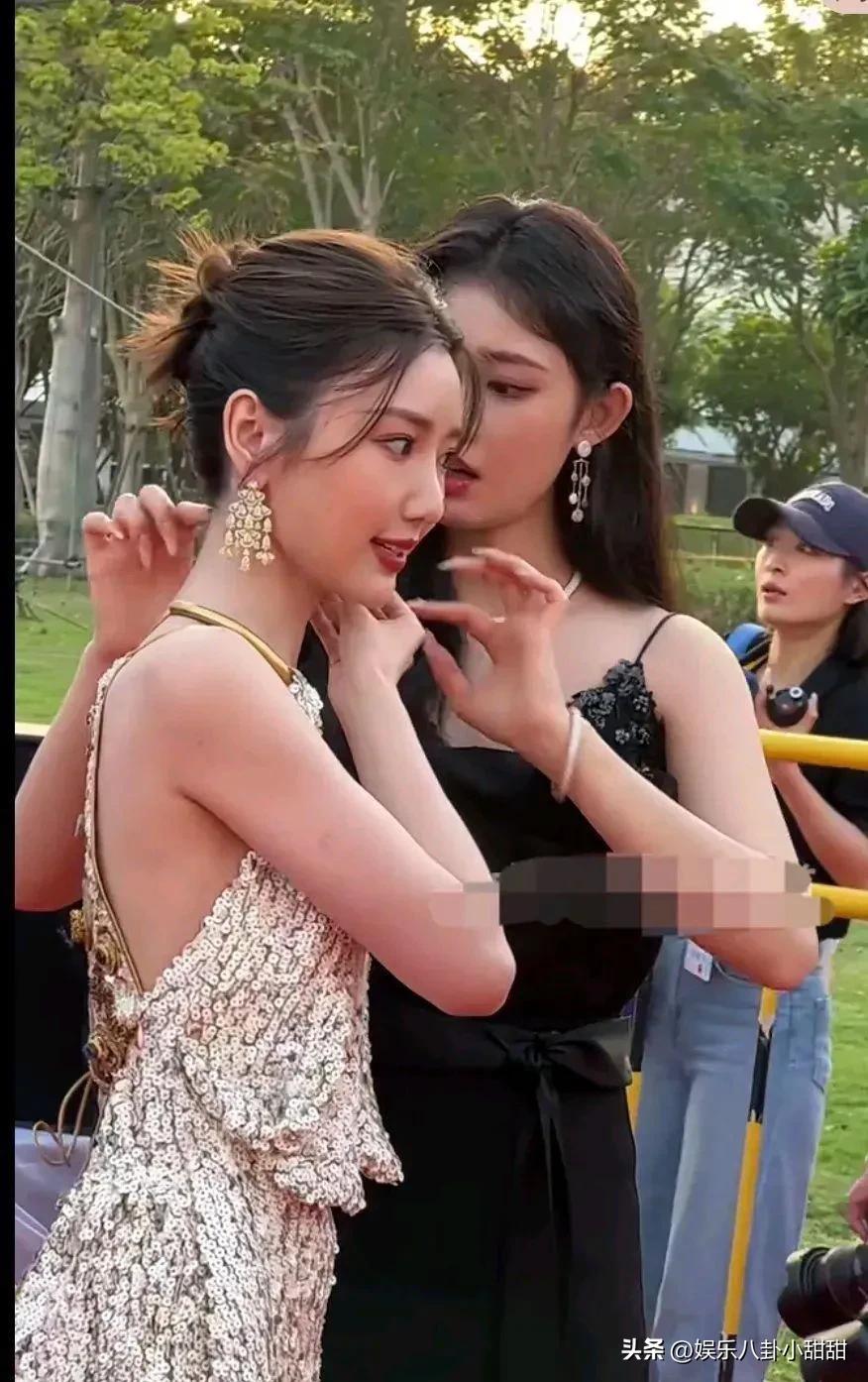 Lin Yun and Mao Xiaotong under the lens of passers-by are so beautiful!Lin Yun is pure and ...