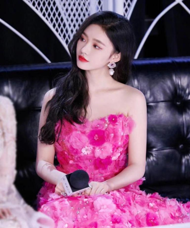 Lin Yun's cross-border host looks so beautiful, wearing a rose red tube ...