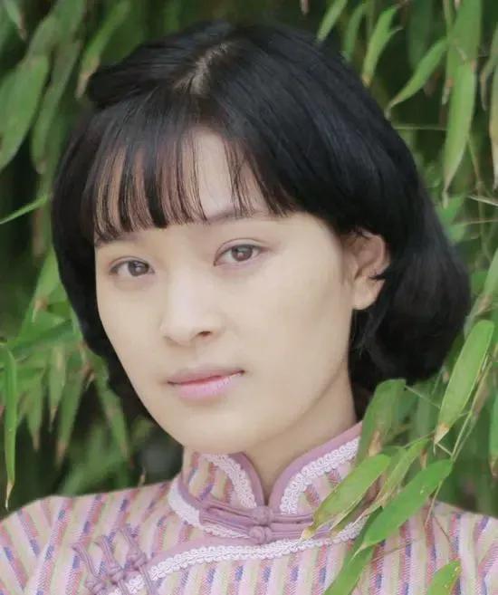 Ma Jing: She has good looks and acting skills but not famous. She is 40 years old. She came from ...