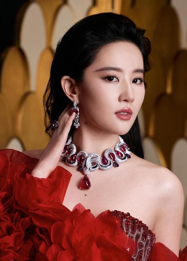 The duck in the mouth flew away! Liu Yifei finally paid for her mother ...