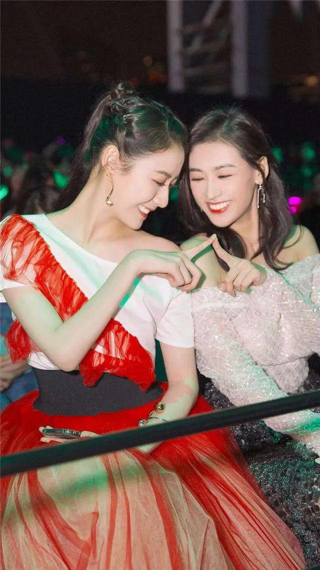 Yang Qiru: Like a flower like a jade, a lotus like a face - iNEWS