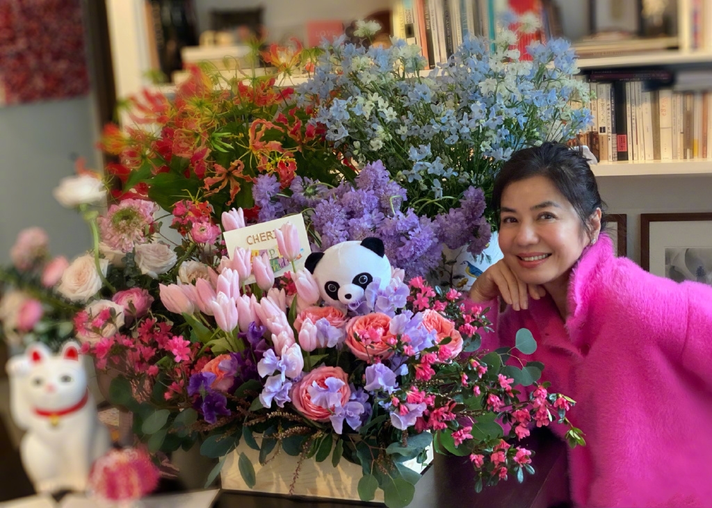 62-year-old Zhong Chuhong took photos of her birthday, her skin was ...