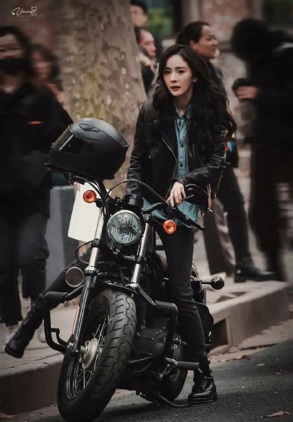 Yang Mi's temperament is on the hook, wearing a black leather jacket ...