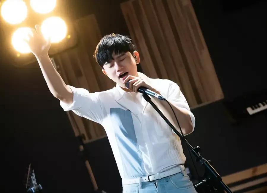 At the CCTV Summer Song Party, Li Yuchun and Zhang Jie brought ...