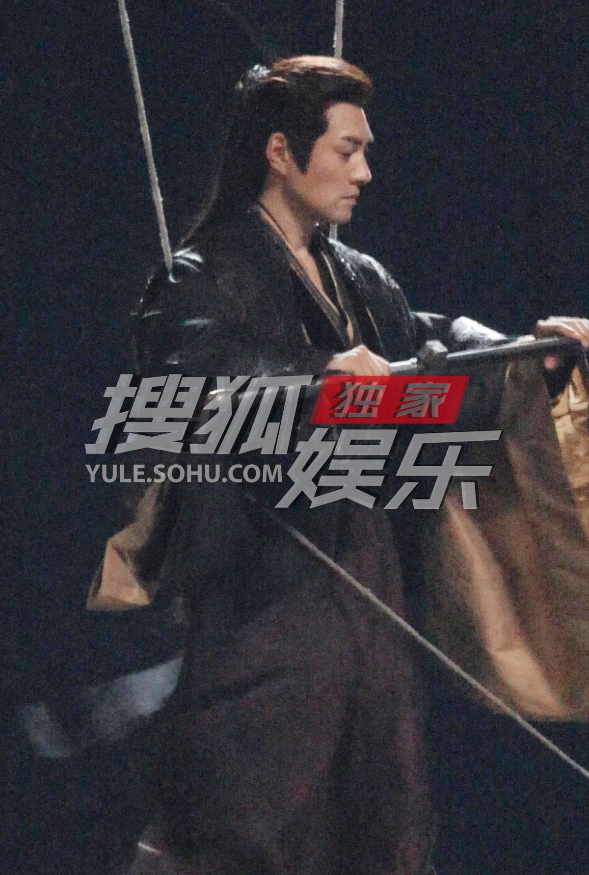 Yan Yikuan is still as handsome as ever after returning to the costume ...