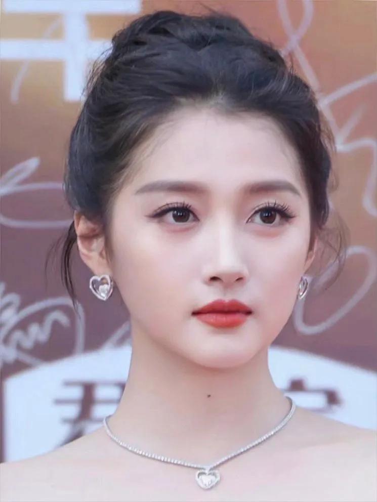 The face value is born, the beauty is like a fairy! Guan Xiaotong's appearance is amazing! - iNEWS