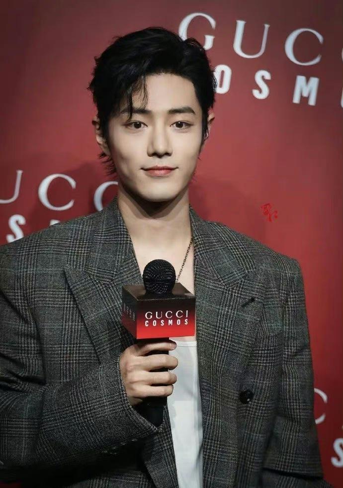 Xiao Zhan has a unique shape, eye-catching wearing ripped pants - iNEWS