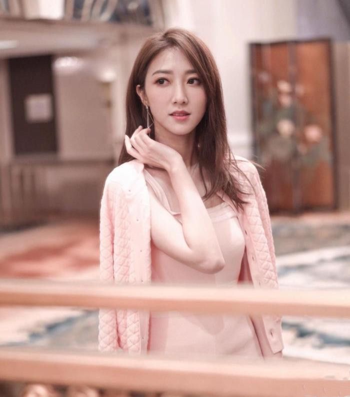 He Yiting, a sweet-looking new TVB flower - iNEWS