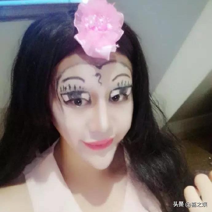 Live stream eating insects, Coke bathing, Internet celebrity Han Xia is ...