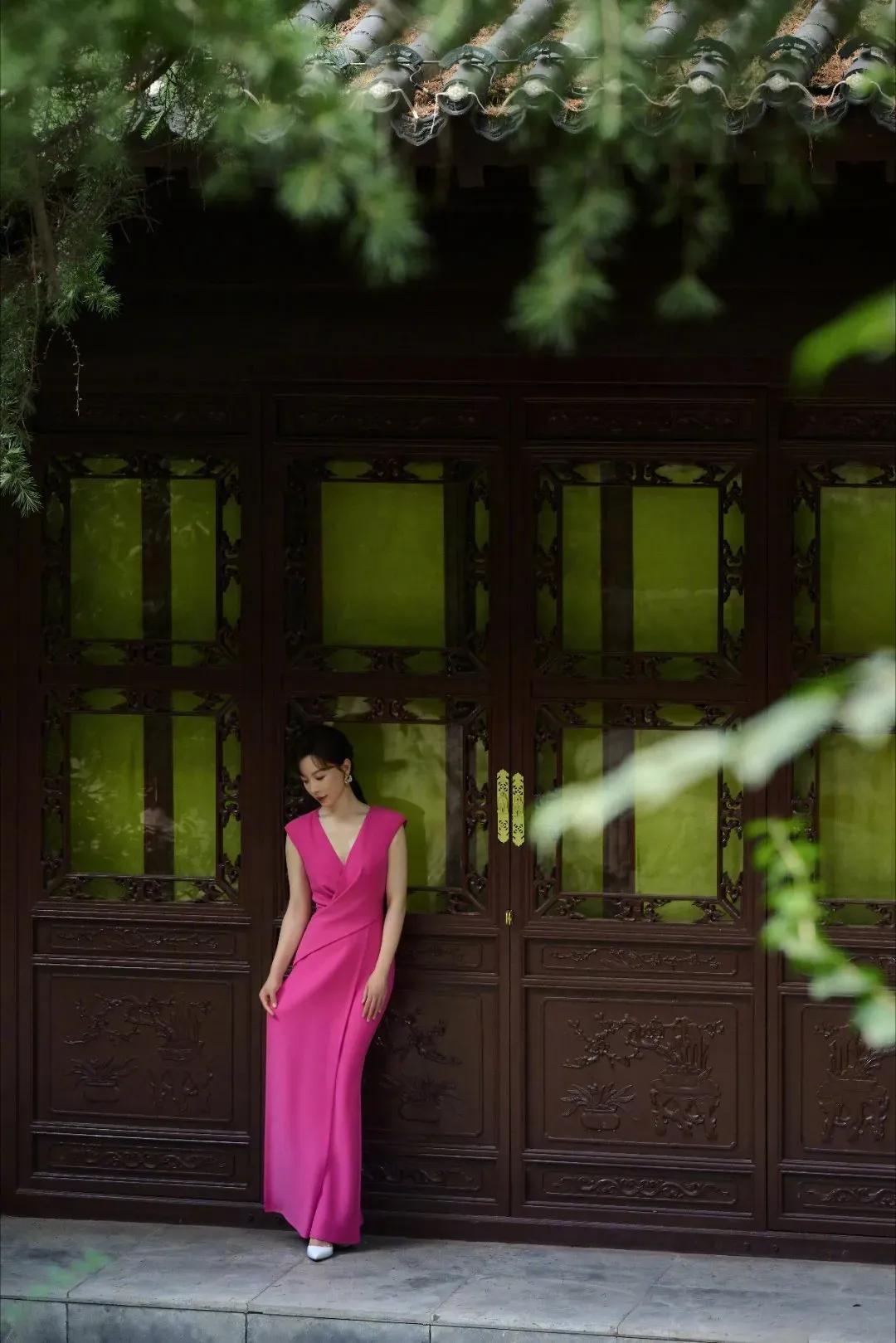 Chen Shu is elegant and charming in a rose red dress - iMedia
